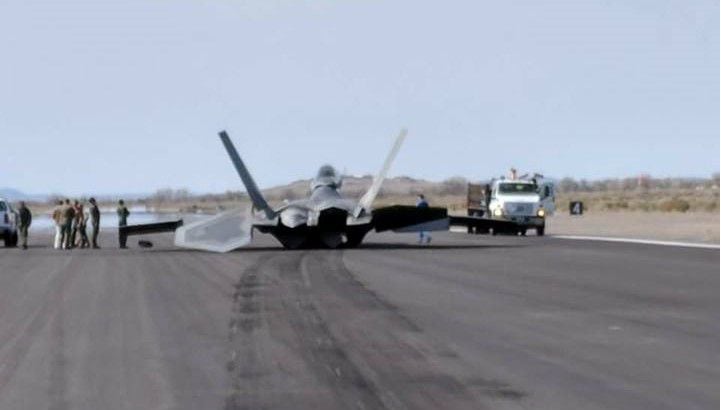 how many f 22 raptors have crashed
